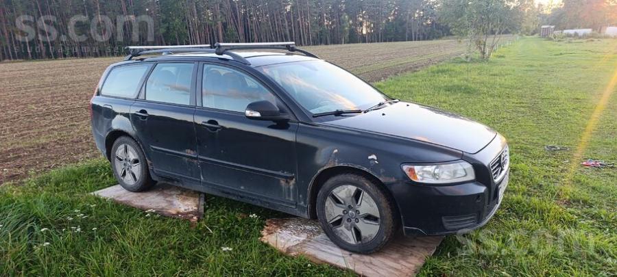 Black Volvo V50 2010 in Jelgava, with an engine capacity of 1.60 L and mileage of 400 thousand km for 600 €, photo 4 on AUTOMOTO.COM.LV