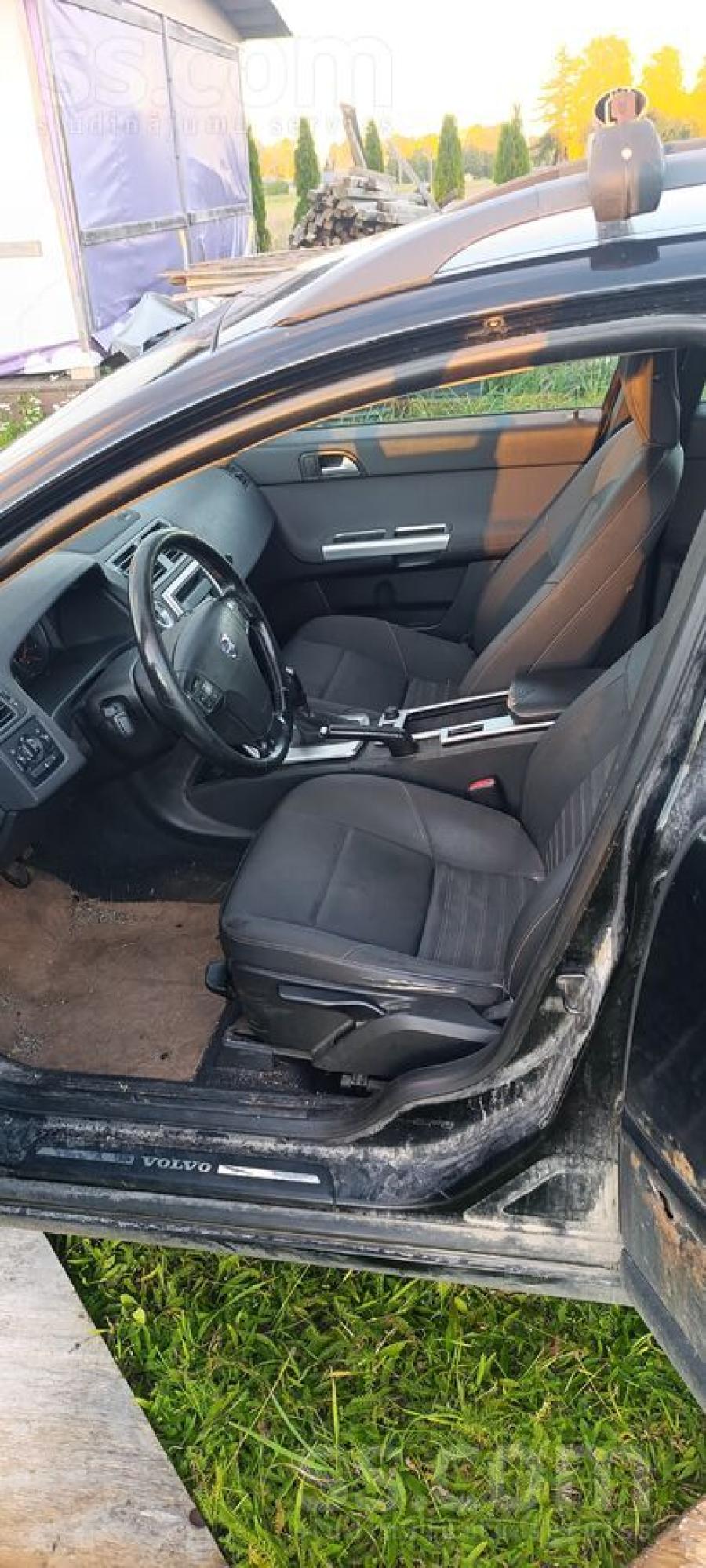 Black Volvo V50 2010 in Jelgava, with an engine capacity of 1.60 L and mileage of 400 thousand km for 600 €, photo 9 on AUTOMOTO.COM.LV