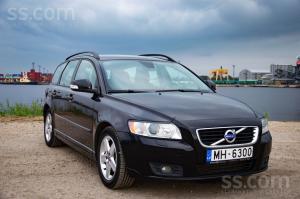 Черный Вольво В50 2010 в Рига, объемом двигателя 2.00 л и пробегом 283 тыс. км за 3750 €, фото 1 на AUTOMOTO.COM.LV