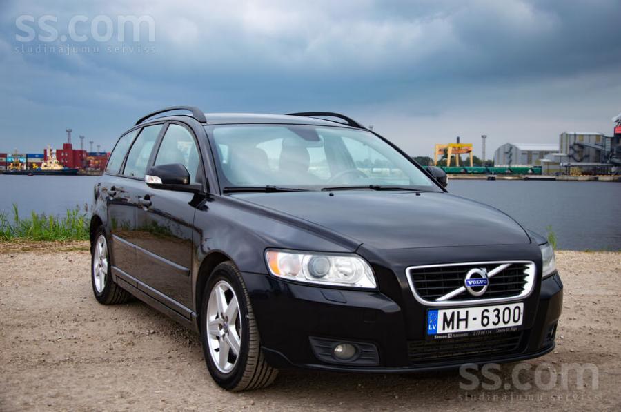 Black Volvo V50 2010 in Riga, with an engine capacity of 2.00 L and mileage of 283 thousand km for 3750 €, photo 1 on AUTOMOTO.COM.LV