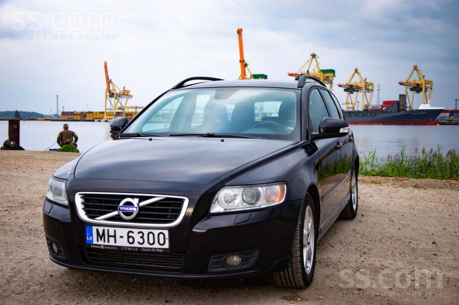 Black Volvo V50 2010 in Riga, with an engine capacity of 2.00 L and mileage of 283 thousand km for 3750 €, photo 3 on AUTOMOTO.COM.LV