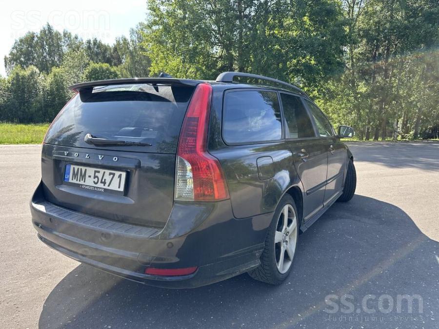 Black Volvo V50 2011 in Riga, with an engine capacity of 1.60 L and mileage of 271 thousand km for 4200 €, photo 4 on AUTOMOTO.COM.LV