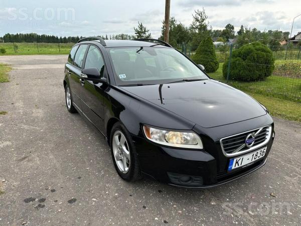 Black Volvo V50 2011 in Riga, with an engine capacity of 1.60 L and mileage of 212 thousand km for 4200 €, photo 1 on AUTOMOTO.COM.LV