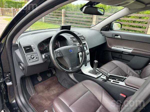 Black Volvo V50 2011 in Riga, with an engine capacity of 1.60 L and mileage of 212 thousand km for 4200 €, photo 4 on AUTOMOTO.COM.LV