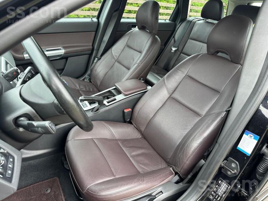 Black Volvo V50 2011 in Riga, with an engine capacity of 1.60 L and mileage of 212 thousand km for 4200 €, photo 6 on AUTOMOTO.COM.LV