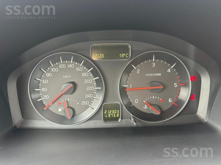 Black Volvo V50 2011 in Riga, with an engine capacity of 1.60 L and mileage of 212 thousand km for 4200 €, photo 8 on AUTOMOTO.COM.LV