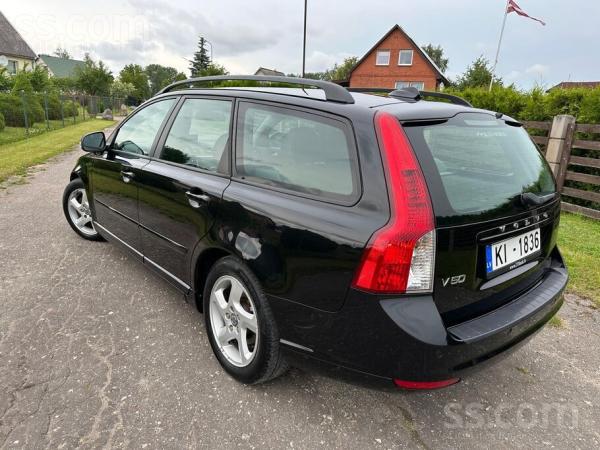 Black Volvo V50 2011 in Riga, with an engine capacity of 1.60 L and mileage of 212 thousand km for 4200 €, photo 9 on AUTOMOTO.COM.LV
