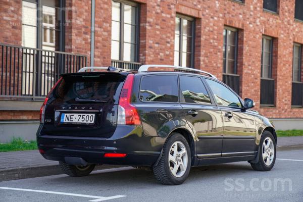Melns Volvo V50 2011 Rīga, ar dzinēja tilpumu 1.60 L un nobraukumu 302 tūkst. km par 4200 €, foto 3 vietnē AUTOMOTO.COM.LV