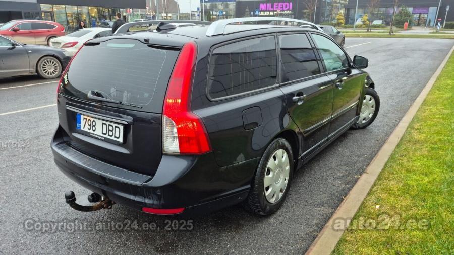 Black Volvo V50 2011 in Tartu, with an engine capacity of 1.60 L and mileage of 375 thousand km for 3700 €, photo 2 on AUTOMOTO.COM.LV