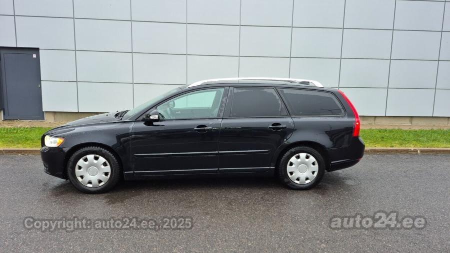 Black Volvo V50 2011 in Tartu, with an engine capacity of 1.60 L and mileage of 375 thousand km for 3700 €, photo 6 on AUTOMOTO.COM.LV
