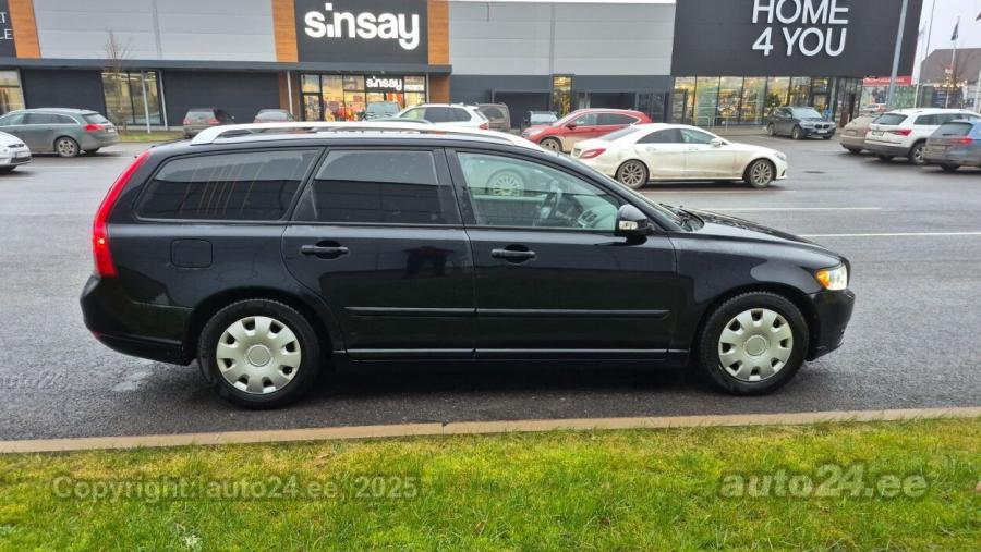 Black Volvo V50 2011 in Tartu, with an engine capacity of 1.60 L and mileage of 375 thousand km for 3700 €, photo 8 on AUTOMOTO.COM.LV