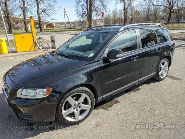 Black Volvo V50 2011 in Tallinn, with an engine capacity of 1.60 L and mileage of 283 thousand km for 3500 €, photo 1 on AUTOMOTO.COM.LV