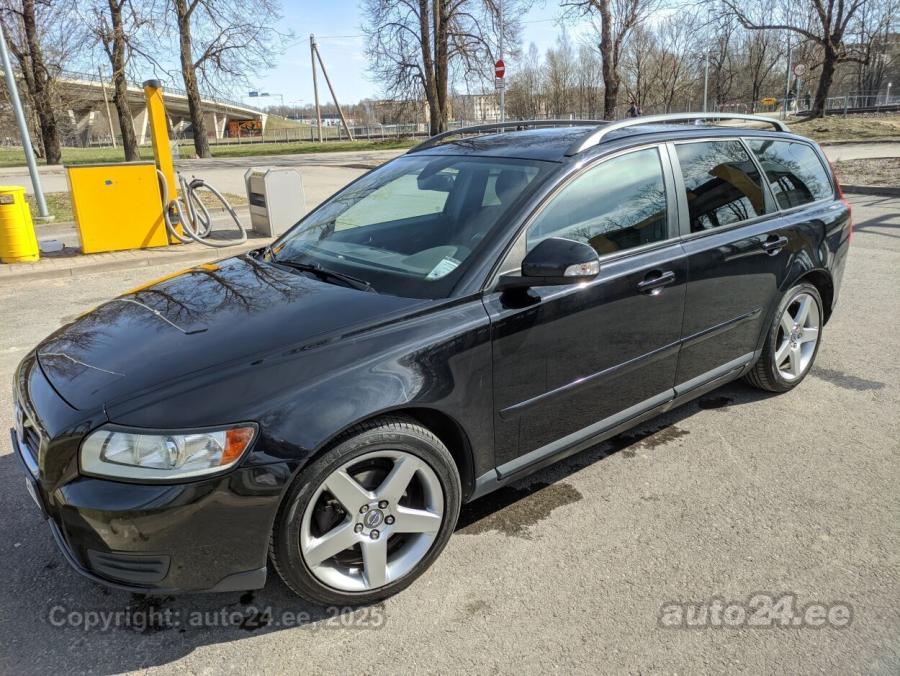 Melns Volvo V50 2011 Tallina, ar dzinēja tilpumu 1.60 L un nobraukumu 283 tūkst. km par 3500 €, foto 1 vietnē AUTOMOTO.COM.LV