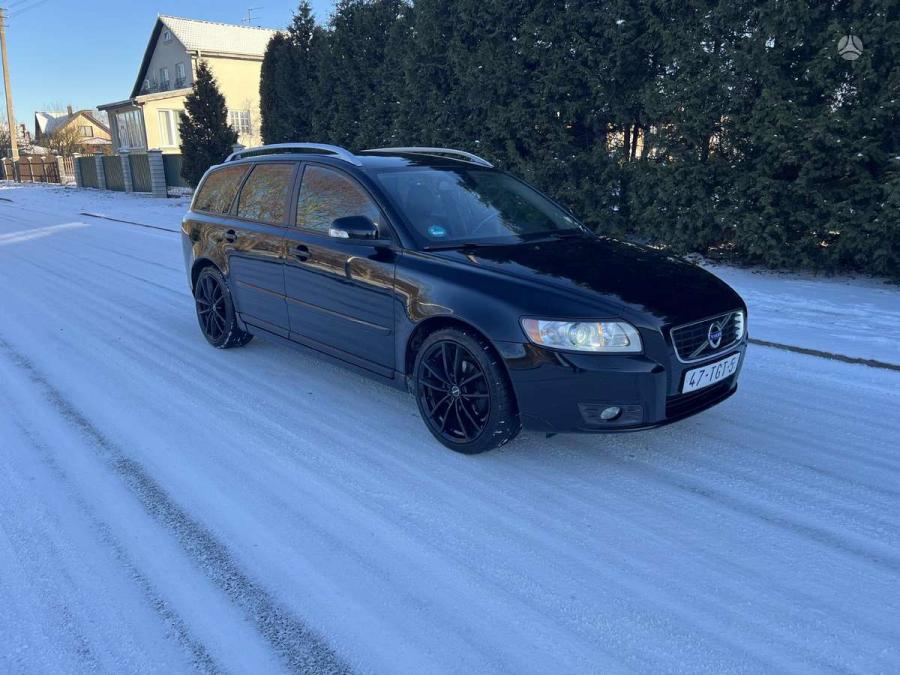 Black Volvo V50 2011 in Kaunas, with an engine capacity of 1.56 L and mileage of 269 thousand km for 3850 €, photo 3 on AUTOMOTO.COM.LV