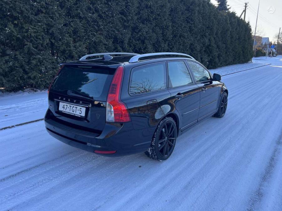 Black Volvo V50 2011 in Kaunas, with an engine capacity of 1.56 L and mileage of 269 thousand km for 3850 €, photo 5 on AUTOMOTO.COM.LV