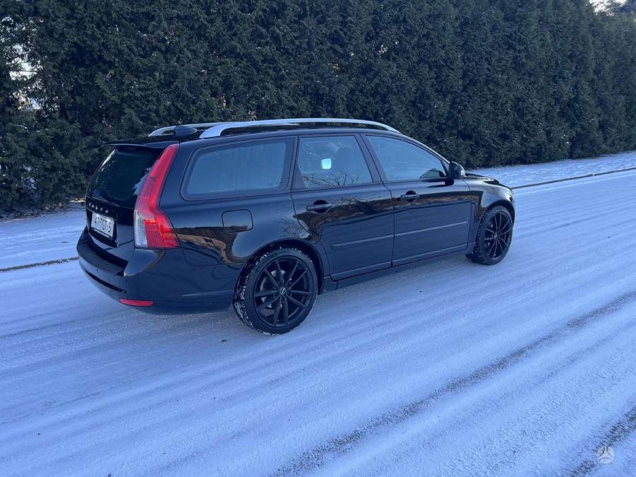 Black Volvo V50 2011 in Kaunas, with an engine capacity of 1.56 L and mileage of 269 thousand km for 3850 €, photo 6 on AUTOMOTO.COM.LV