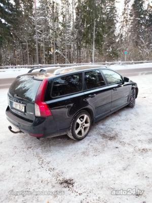 Melns Volvo V50 2011 Narva, ar dzinēja tilpumu 2.00 L un nobraukumu 379 tūkst. km par 3999 €, foto 3 vietnē AUTOMOTO.COM.LV