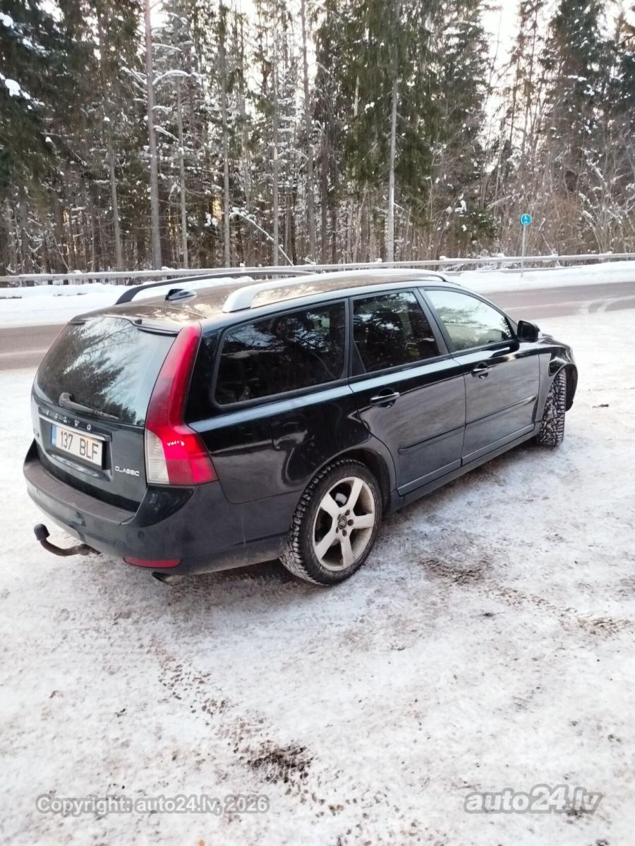 Melns Volvo V50 2011 Narva, ar dzinēja tilpumu 2.00 L un nobraukumu 379 tūkst. km par 3999 €, foto 3 vietnē AUTOMOTO.COM.LV