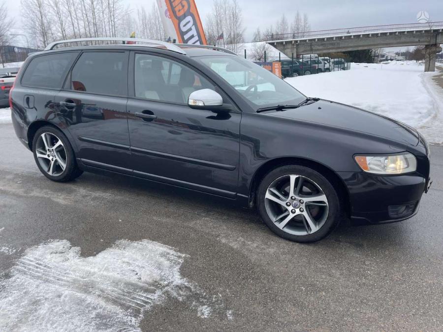Black Volvo V50 2011 in Kaunas, with an engine capacity of 1.56 L and mileage of 225 thousand km for 3875 €, photo 6 on AUTOMOTO.COM.LV