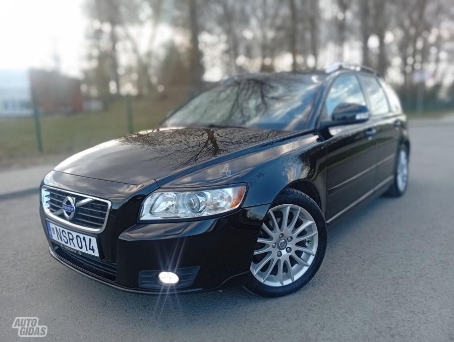 Black Volvo V50 2011 in Vilnius, with an engine capacity of 1.60 L and mileage of 314 thousand km for 3800 €, photo 1 on AUTOMOTO.COM.LV