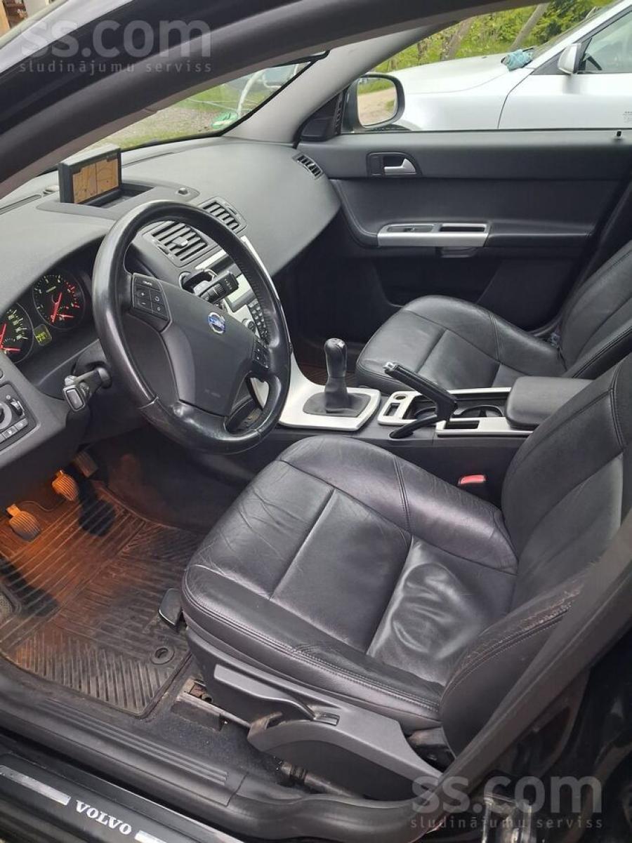 Melns Volvo V50 2011 Rēzekne, ar dzinēja tilpumu 1.60 L un nobraukumu 237 tūkst. km par 2600 €, foto 4 vietnē AUTOMOTO.COM.LV