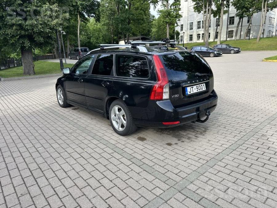 Black Volvo V50 2011 in Riga, with an engine capacity of 1.60 L and mileage of 328 thousand km for 2999 €, photo 3 on AUTOMOTO.COM.LV
