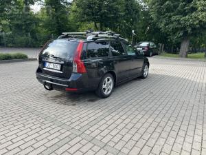 Black Volvo V50 2011 in Riga, with an engine capacity of 1.60 L and mileage of 328 thousand km for 2999 €, photo 4 on AUTOMOTO.COM.LV