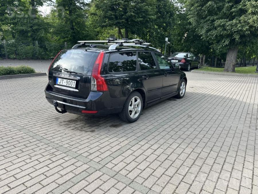 Black Volvo V50 2011 in Riga, with an engine capacity of 1.60 L and mileage of 328 thousand km for 2999 €, photo 4 on AUTOMOTO.COM.LV