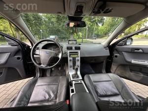 Black Volvo V50 2011 in Riga, with an engine capacity of 1.60 L and mileage of 328 thousand km for 2999 €, photo 5 on AUTOMOTO.COM.LV