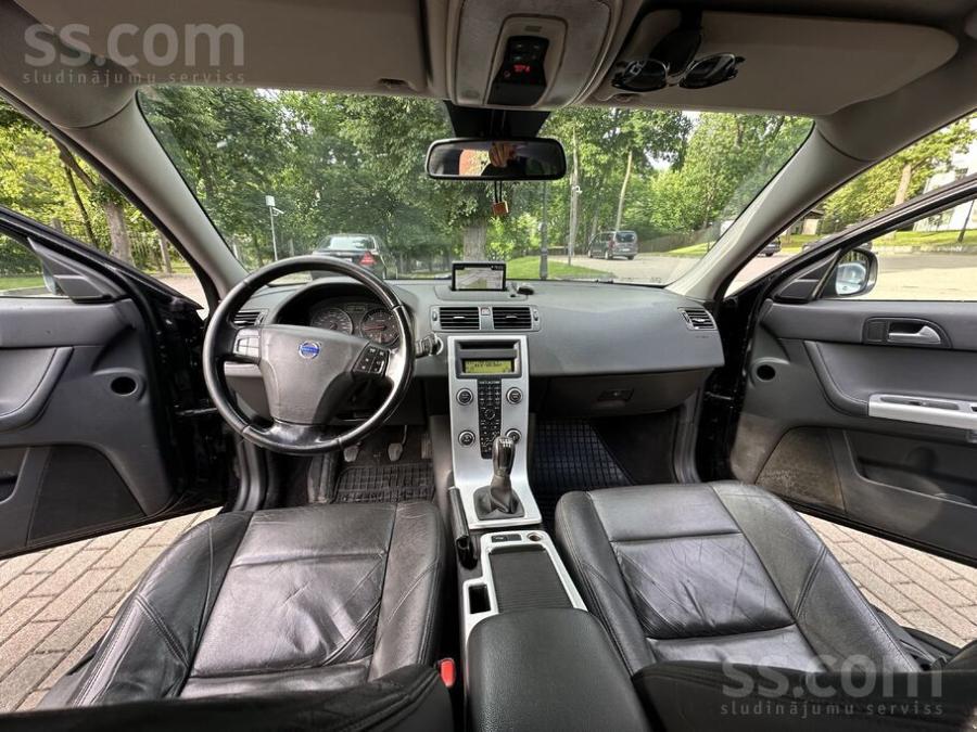 Black Volvo V50 2011 in Riga, with an engine capacity of 1.60 L and mileage of 328 thousand km for 2999 €, photo 5 on AUTOMOTO.COM.LV