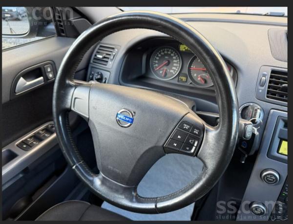 Black Volvo V50 2011 in Riga, with an engine capacity of 1.60 L and mileage of 273 thousand km for 2999 €, photo 5 on AUTOMOTO.COM.LV