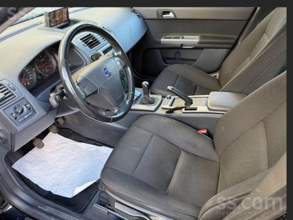 Black Volvo V50 2011 in Riga, with an engine capacity of 1.60 L and mileage of 273 thousand km for 2999 €, photo 8 on AUTOMOTO.COM.LV