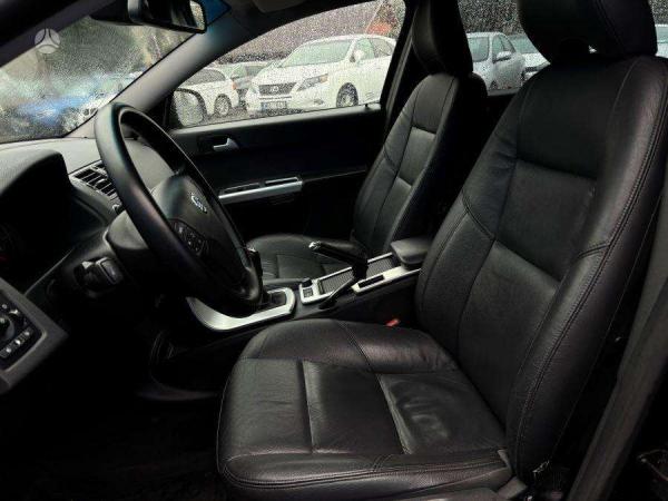 Black Volvo V50 2011 in Riga, with an engine capacity of 1.56 L and mileage of 253 thousand km for 2950 €, photo 6 on AUTOMOTO.COM.LV
