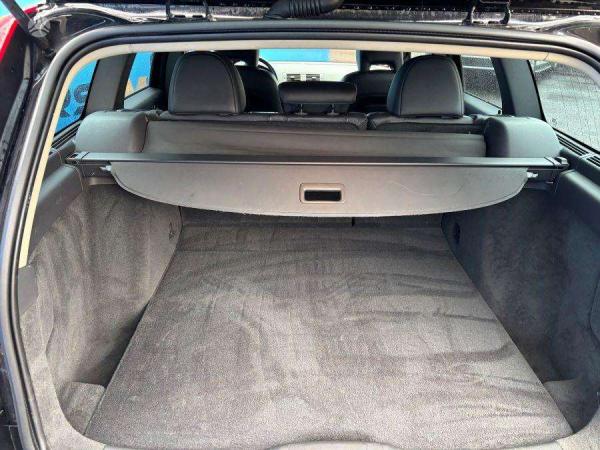 Black Volvo V50 2011 in Riga, with an engine capacity of 1.56 L and mileage of 253 thousand km for 2950 €, photo 8 on AUTOMOTO.COM.LV