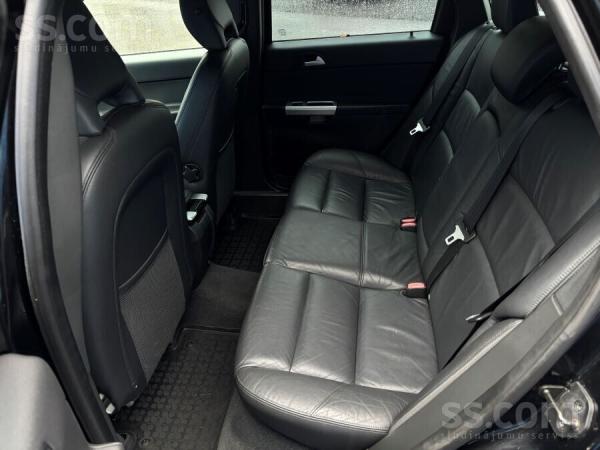 Black Volvo V50 2011 in Riga, with an engine capacity of 1.60 L and mileage of 253 thousand km for 3350 €, photo 7 on AUTOMOTO.COM.LV