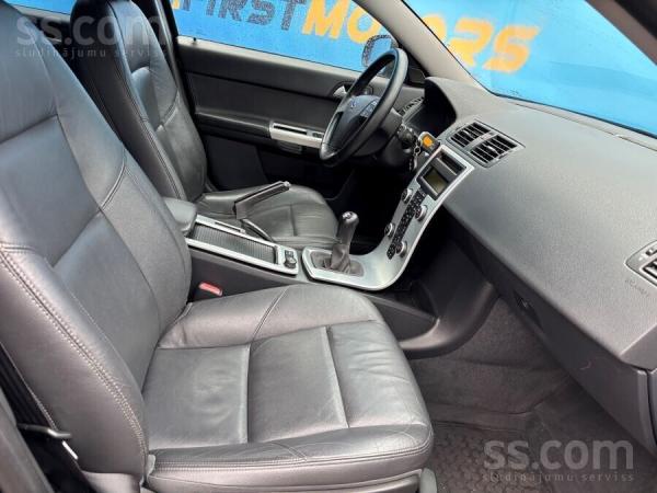 Black Volvo V50 2011 in Riga, with an engine capacity of 1.60 L and mileage of 253 thousand km for 3350 €, photo 10 on AUTOMOTO.COM.LV