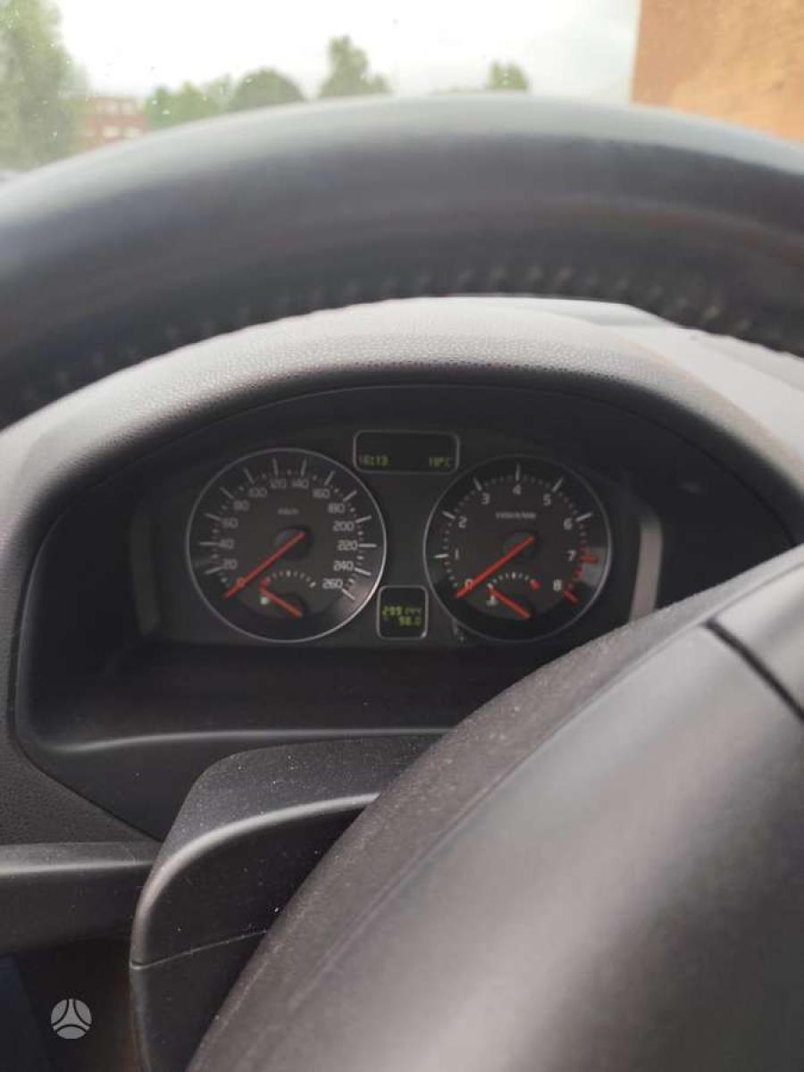 Black Volvo V50 2011 in Klaipeda, with an engine capacity of 2.00 L and mileage of 299 thousand km for 800 €, photo 1 on AUTOMOTO.COM.LV