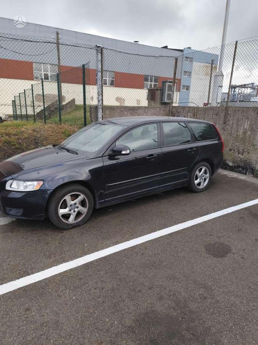 Black Volvo V50 2011 in Klaipeda, with an engine capacity of 2.00 L and mileage of 299 thousand km for 800 €, photo 4 on AUTOMOTO.COM.LV