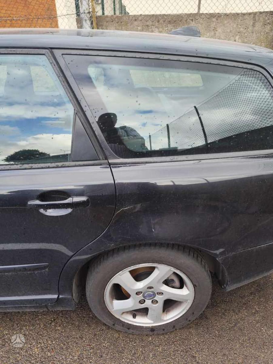 Black Volvo V50 2011 in Klaipeda, with an engine capacity of 2.00 L and mileage of 299 thousand km for 800 €, photo 8 on AUTOMOTO.COM.LV