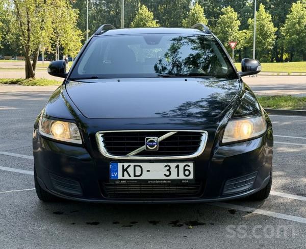 Black Volvo V50 2011 in Riga, with an engine capacity of 1.60 L and mileage of 310 thousand km for 2490 €, photo 2 on AUTOMOTO.COM.LV