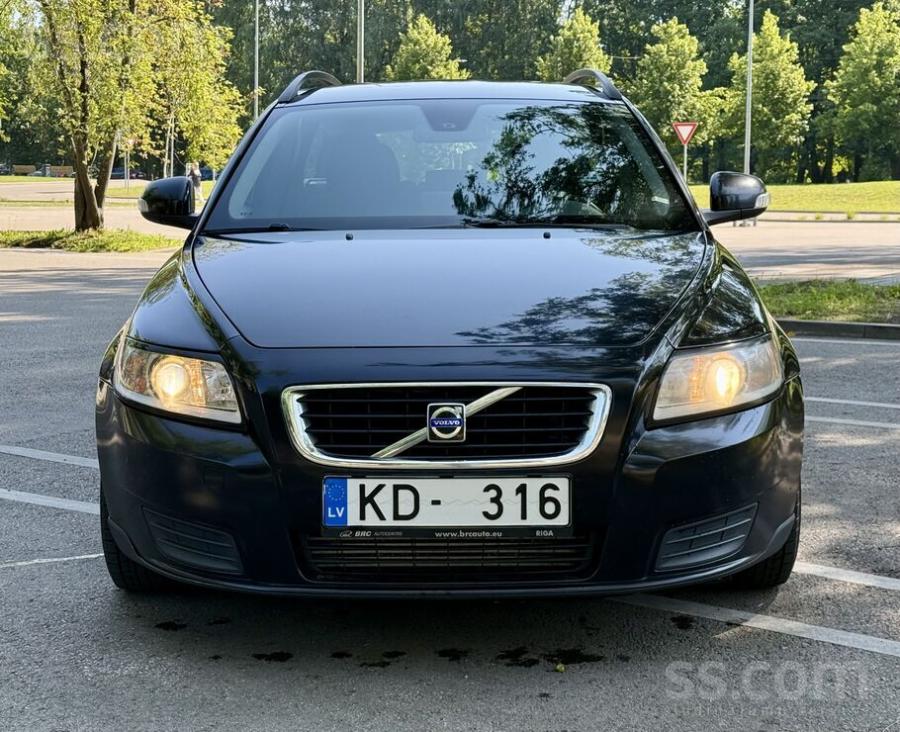 Black Volvo V50 2011 in Riga, with an engine capacity of 1.60 L and mileage of 310 thousand km for 2490 €, photo 3 on AUTOMOTO.COM.LV