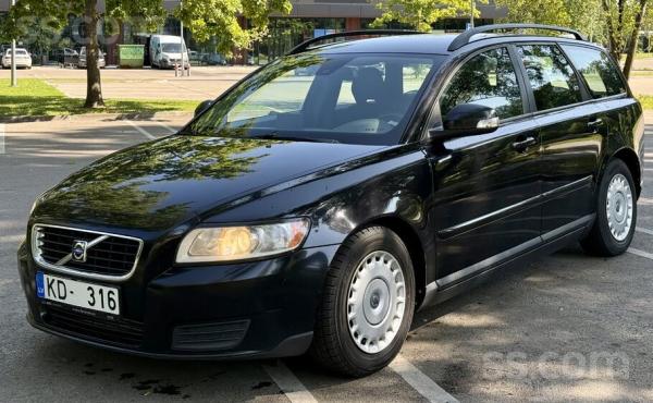 Black Volvo V50 2011 in Riga, with an engine capacity of 1.60 L and mileage of 310 thousand km for 2490 €, photo 3 on AUTOMOTO.COM.LV