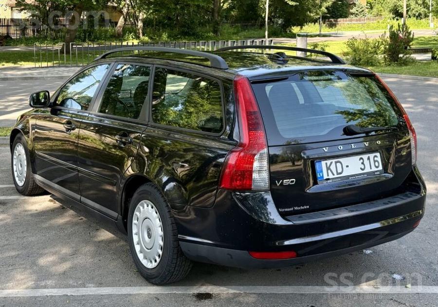 Black Volvo V50 2011 in Riga, with an engine capacity of 1.60 L and mileage of 310 thousand km for 2490 €, photo 6 on AUTOMOTO.COM.LV
