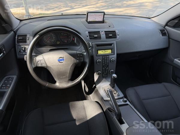 Black Volvo V50 2011 in Riga, with an engine capacity of 1.60 L and mileage of 310 thousand km for 2490 €, photo 8 on AUTOMOTO.COM.LV