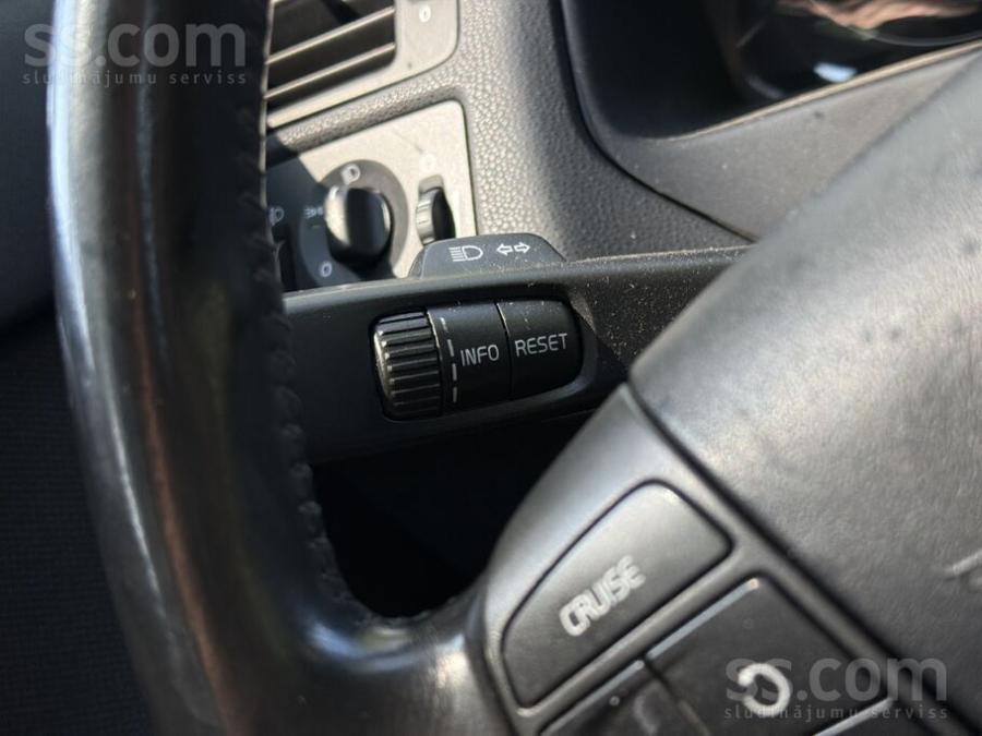 Black Volvo V50 2011 in Riga, with an engine capacity of 1.60 L and mileage of 310 thousand km for 2490 €, photo 11 on AUTOMOTO.COM.LV
