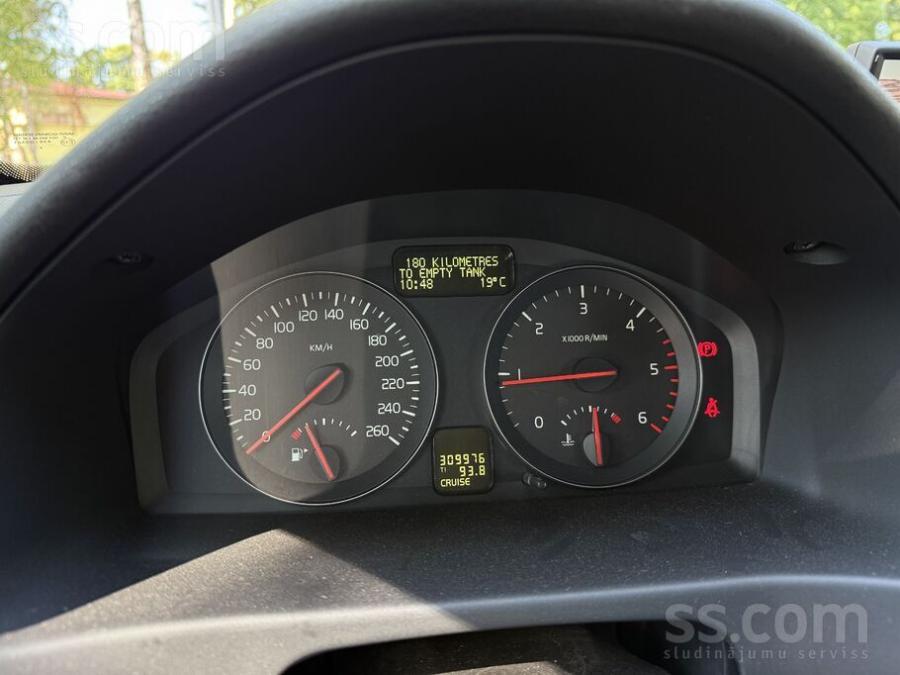 Black Volvo V50 2011 in Riga, with an engine capacity of 1.60 L and mileage of 310 thousand km for 2490 €, photo 12 on AUTOMOTO.COM.LV