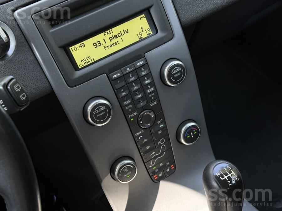 Black Volvo V50 2011 in Riga, with an engine capacity of 1.60 L and mileage of 310 thousand km for 2490 €, photo 15 on AUTOMOTO.COM.LV