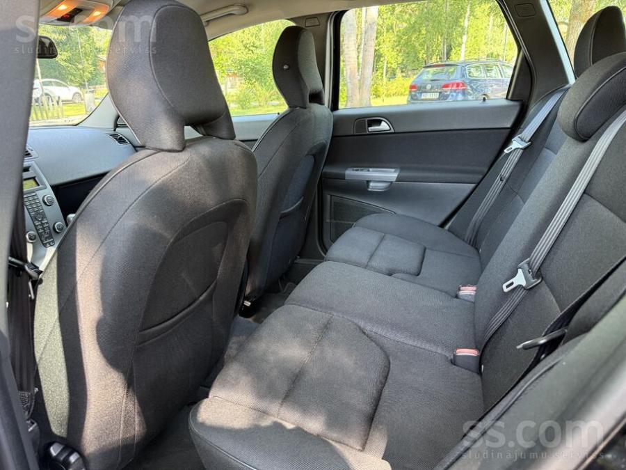 Black Volvo V50 2011 in Riga, with an engine capacity of 1.60 L and mileage of 310 thousand km for 2490 €, photo 19 on AUTOMOTO.COM.LV