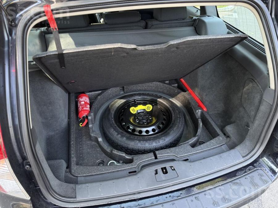 Black Volvo V50 2011 in Riga, with an engine capacity of 1.60 L and mileage of 310 thousand km for 2490 €, photo 22 on AUTOMOTO.COM.LV