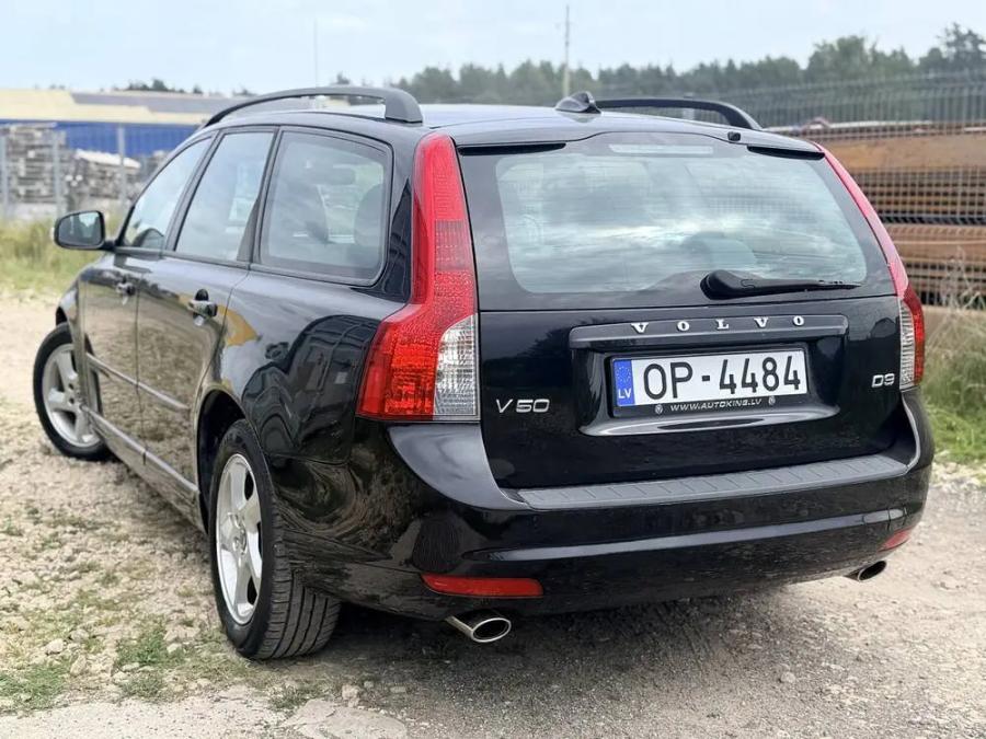 Melns Volvo V50 2011 Rīga, ar dzinēja tilpumu 2.00 L un nobraukumu 208 tūkst. km par 4995 €, foto 3 vietnē AUTOMOTO.COM.LV